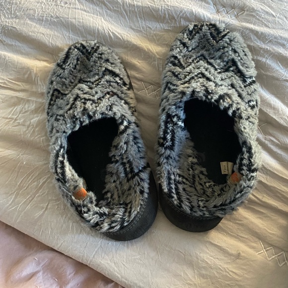 Shoes | Worn Black And Gray Fuzzy Slippers Aly | Poshmark